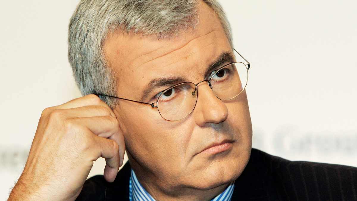 Le tappe e i risvolti della lunga carriera di Alessandro Profumo