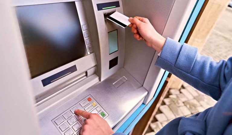 Bancomat, prelievi sportello altra banca: costi, commissioni, quanto